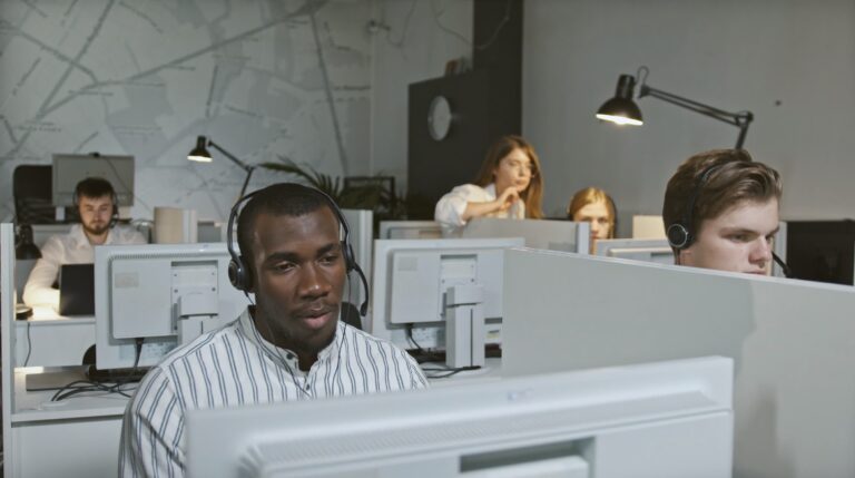 How to Become an Effective Customer Service Agent - 2024 Guide - Alt Gov